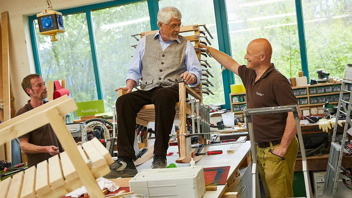 One man and his rocking chair: That happens, if a professional and ...