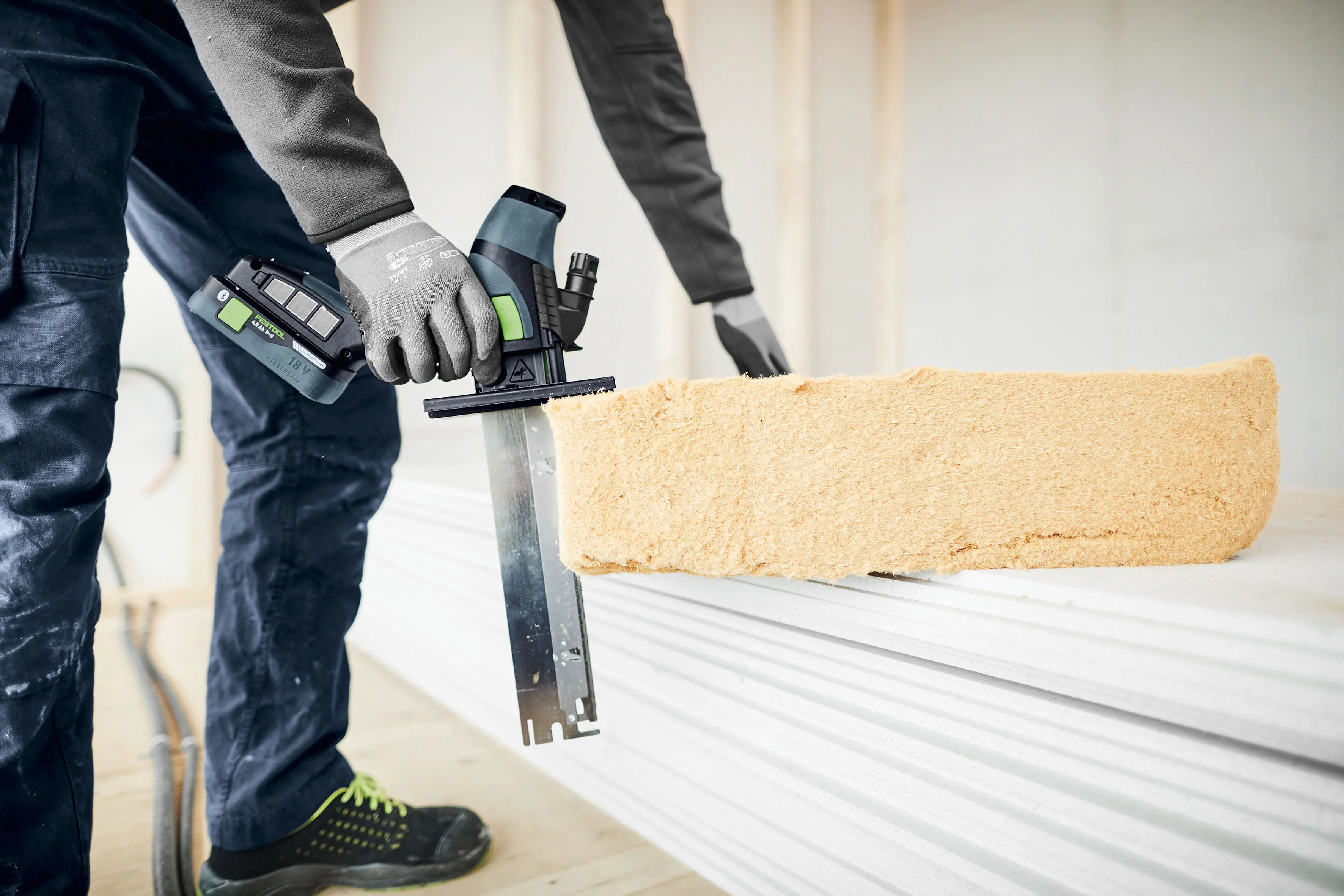 Flexible, effortless and accurate cutting of insulating materials with ...